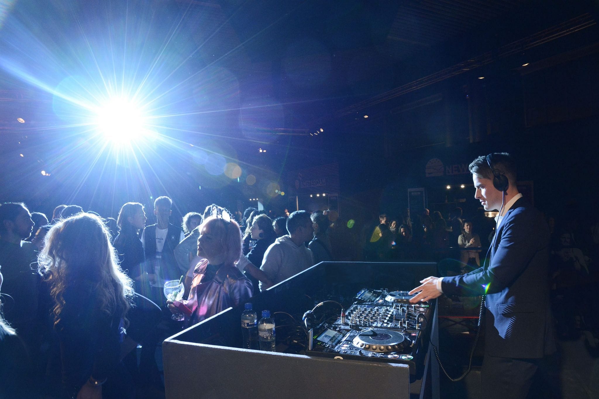 Lancering Van Gils x DJ Dannic “Sneaker Suit” lijn tijdens Modefabriek ...