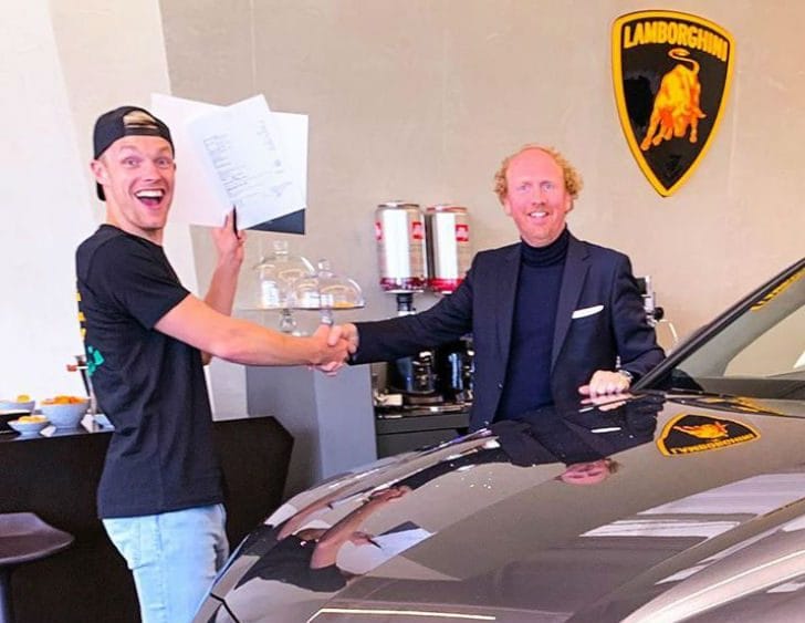 Youtuber Enzo Knol heeft zichzelf getrakteerd op een Lamborghini Urus ...