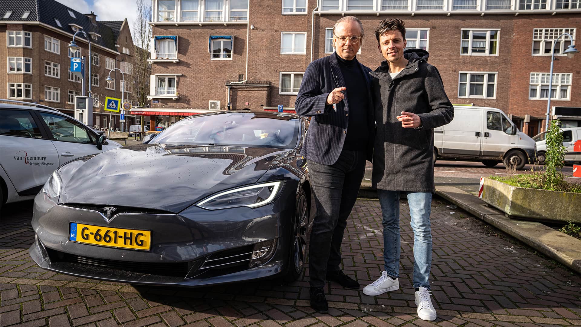 We stappen achter het stuur van de snelle Tesla Model S P100D voor een ...