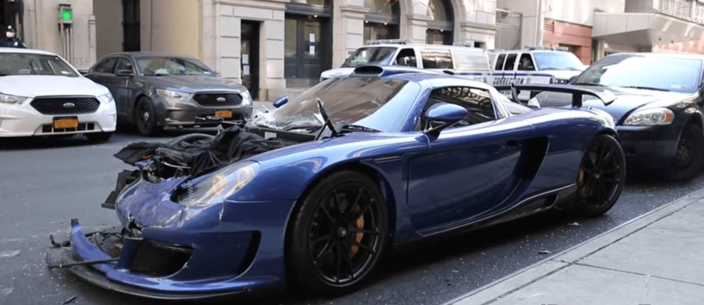 ZIEN: Miljonair rijdt op bizarre wijze z'n Gemballa Mirage GT aan gort ...