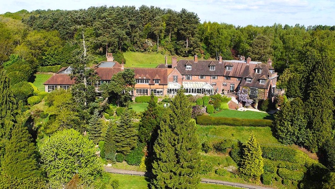 Voor €5,6 miljoen koop je het gigantisch huis van Queen drummer Roger ...