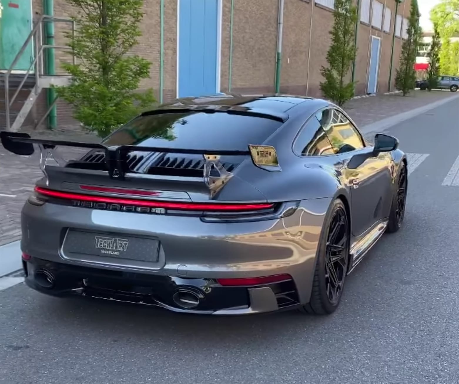 DJ La Fuente heeft zichzelf getrakteerd op een hele dikke Porsche van ...