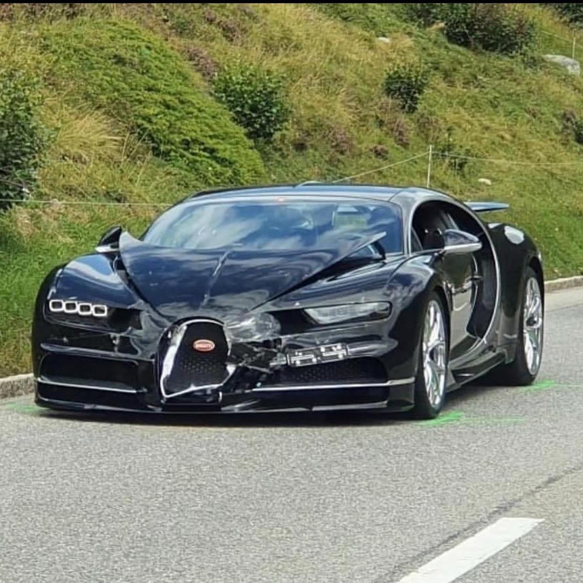 Pijnlijk: Bugatti Chiron crasht achterin Porsche 911 in een poging om ...