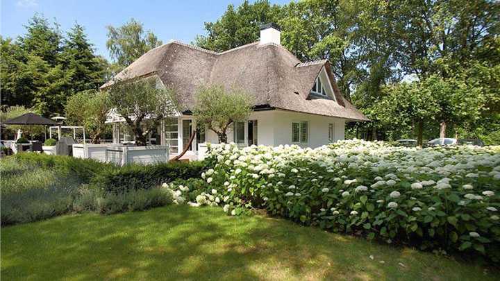 Gordon heeft besloten z'n villa in Blaricum van een fikse korting te ...