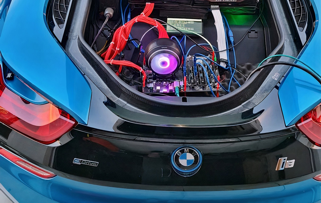 Bitcoin-fan heeft zijn BMW i8 omgebouwd tot cryptomining-machine