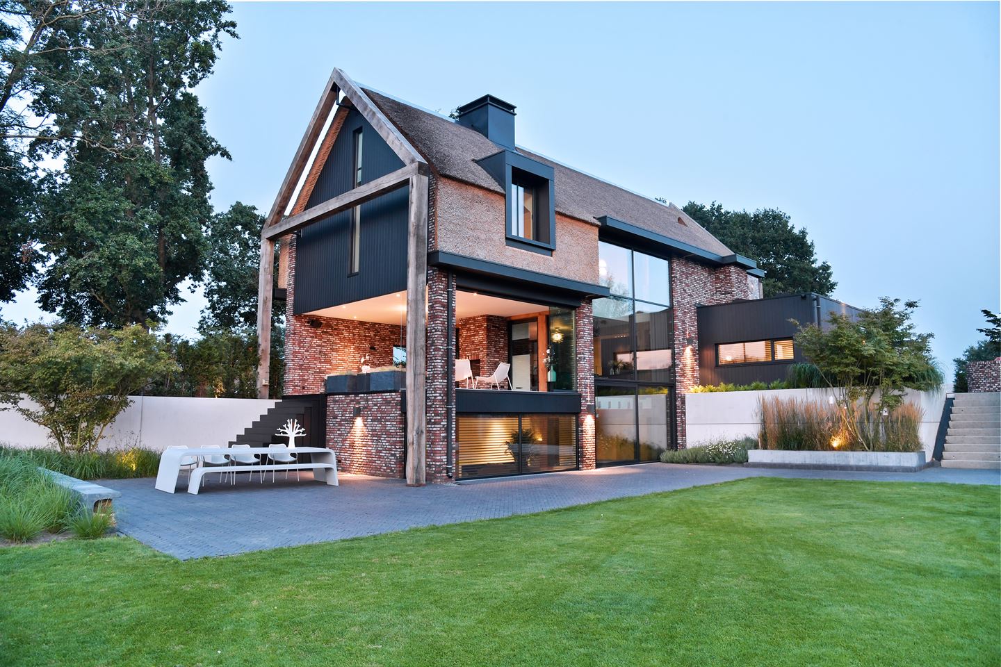 Te koop: moderne rietgedekte villa in een landelijk gebied - Pure Luxe