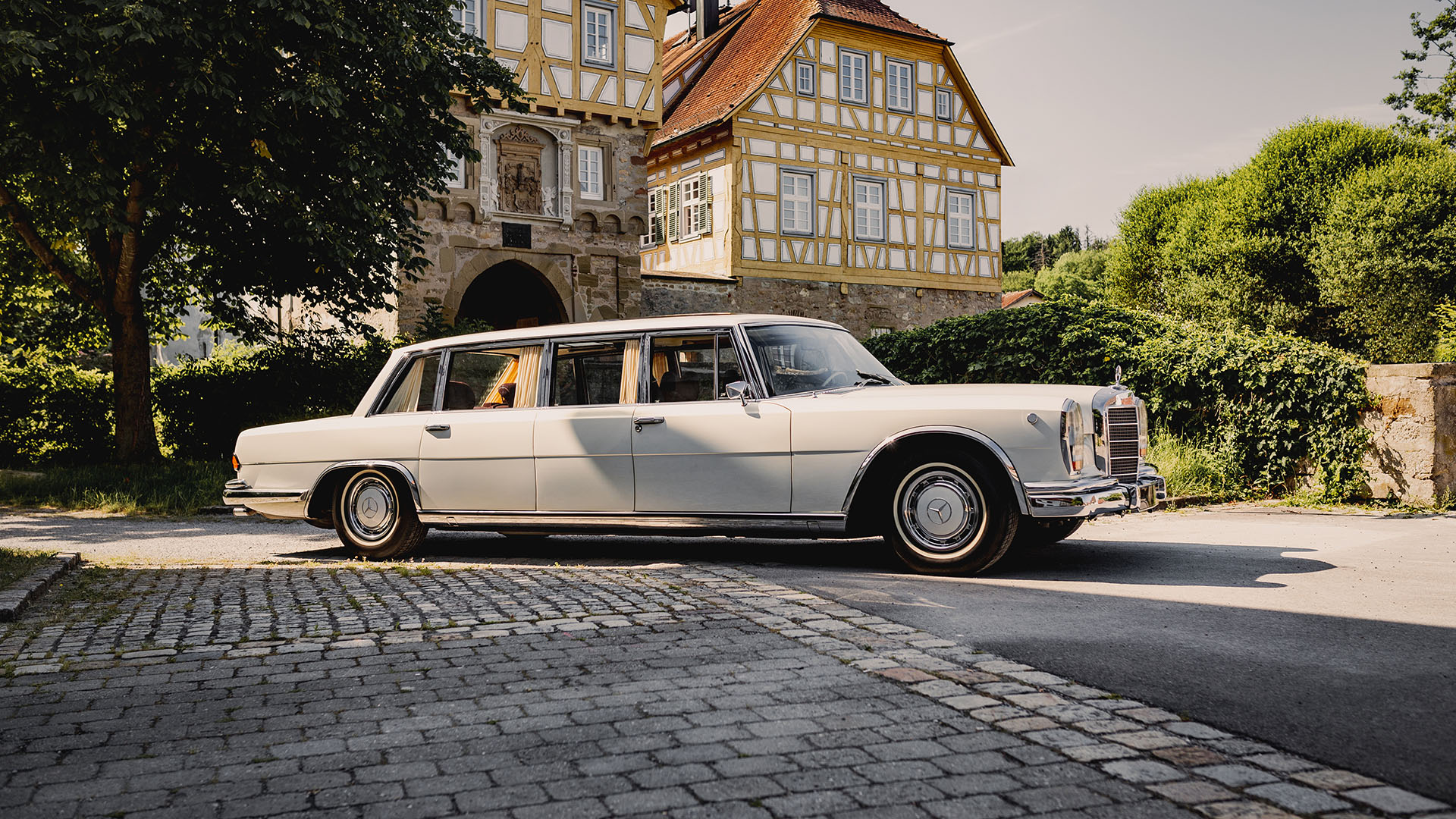 Deze Mercedes 600 Pullman gaat pas weg voor 'n paar miljoen - Pure Luxe