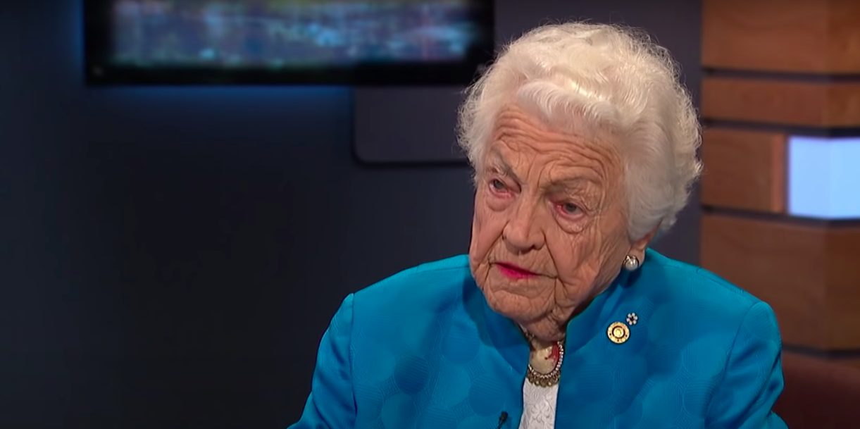 101-jarige tekent bij als 'directeur' van het grootste vliegveld van ...